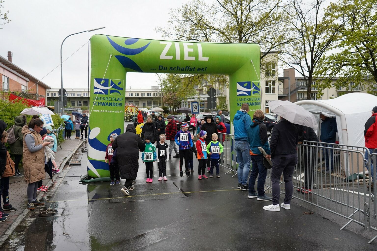 Lauf-Fotos vom 32. Wernberger Straßenlauf 2024 Schüler-, Jugend- und ...